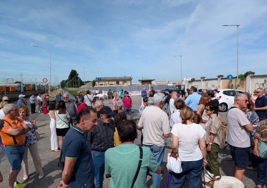 Magenta, cittadini in presidio contro il maxi data center all’ex ...